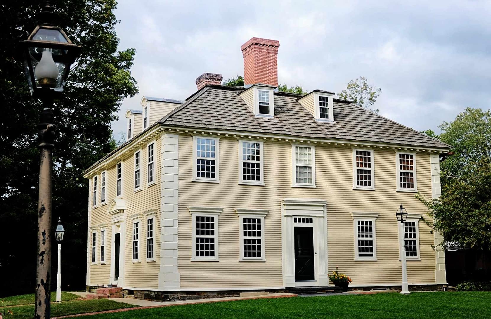 The Ultimate Guide to Front Door Styles for Colonial Homes